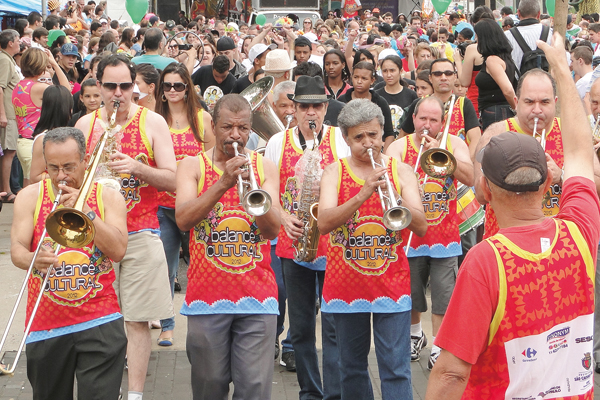 Cidades fazem Carnaval simbólico