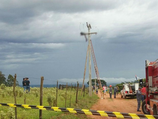 Homem Morre Pendurado Em Poste Depois De Receber Descarga Elétrica Em