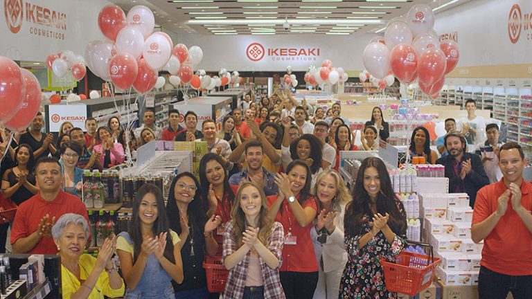 Ikesaki Cosméticos comemora 53 anos com desfile e promoções em Santo André