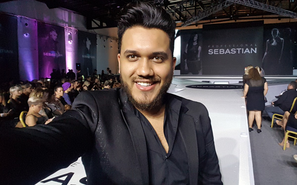 Hairstylist Léo Strong apresenta novidades para clientes