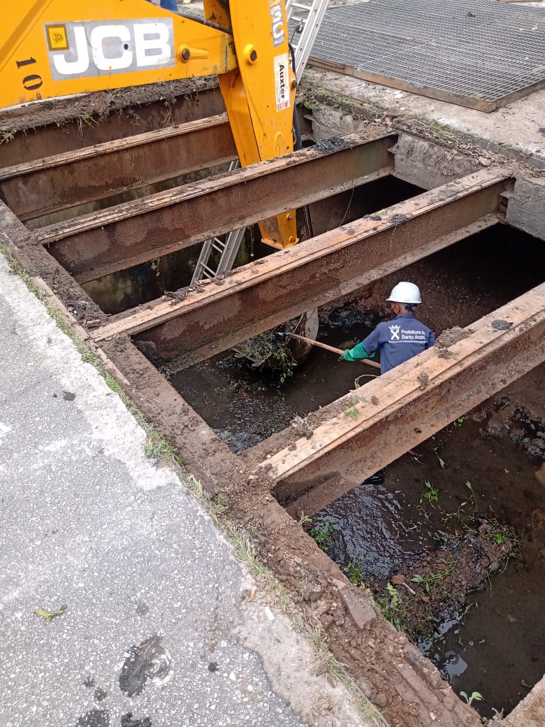 Semasa executa limpeza de microrreservatórios da Vila Pires
